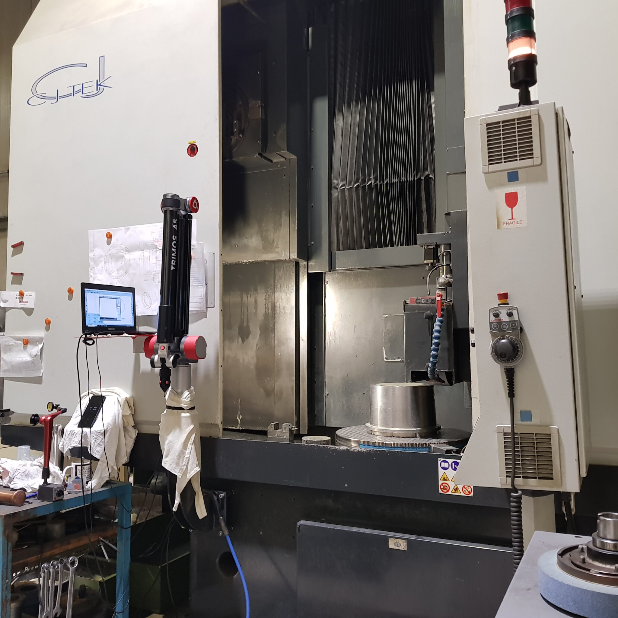 Measuring arm and Grinding machine integration - Trimos Metrology